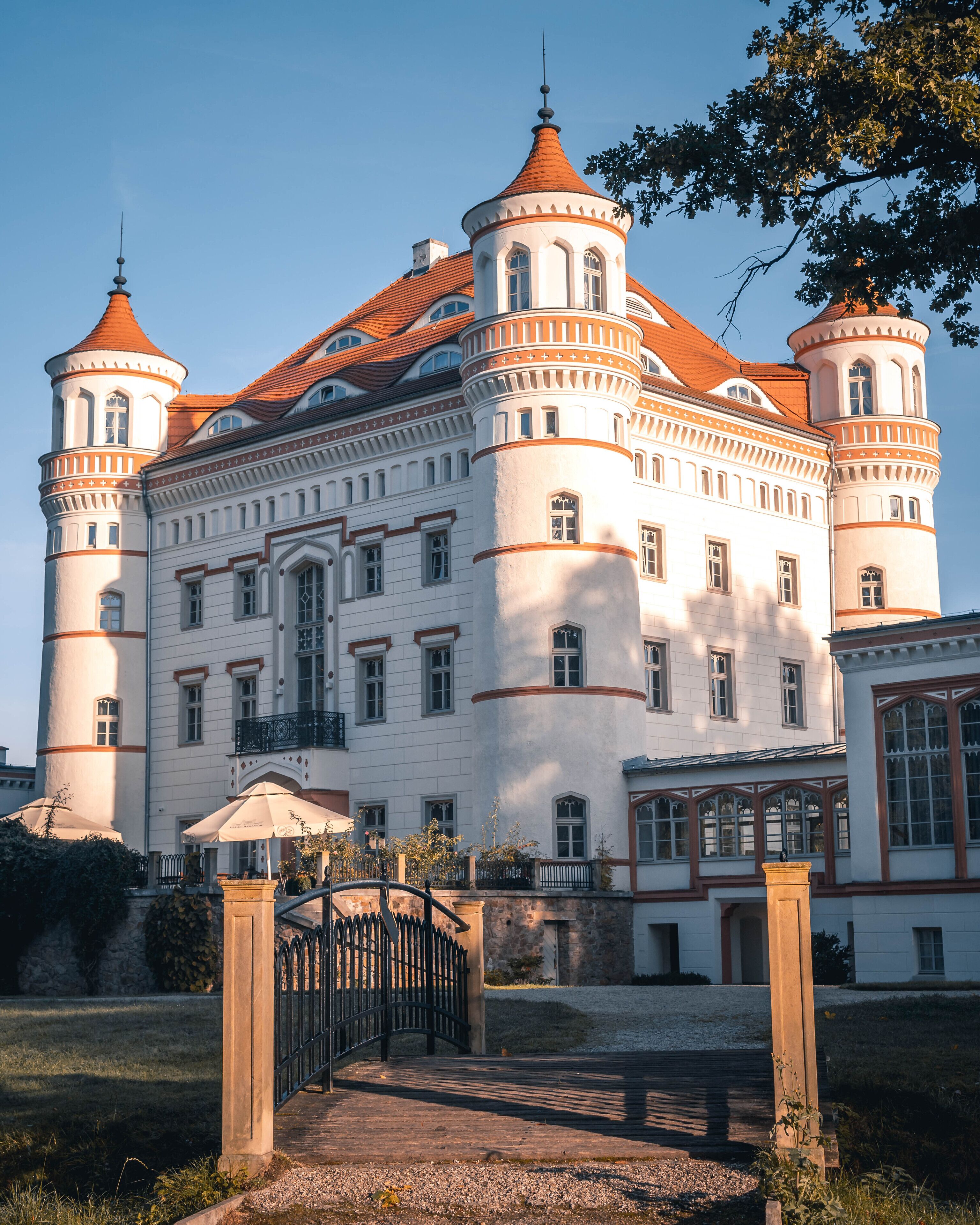 Um edifício grande e histórico com várias torres e um pátio central.