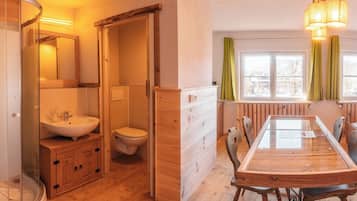 Quarto quádruplo, várias camas, para não fumantes, sacada | Individualmente decorados, individualmente mobiliados, Wi-Fi