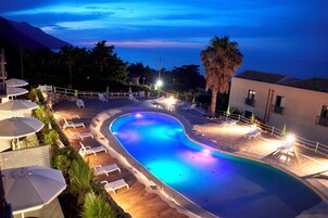 Piscina externa sazonal, funciona das 9h às 19h, guarda-sóis