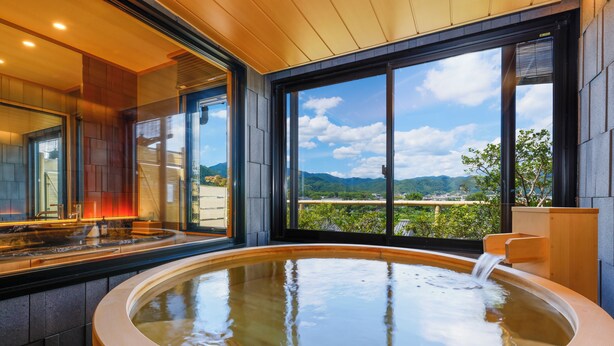 Uma banheira de hidromassagem com vista para montanhas e vegetação.