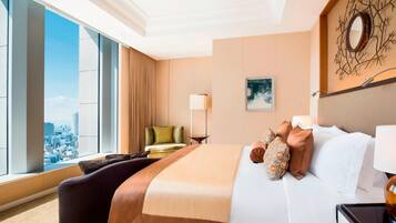 Suíte executiva, 1 cama King | Edredons de pluma, frigobar, cofres nos quartos, escrivaninha