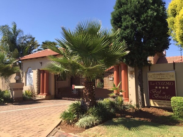 Le Cozmo Guest House - Johannesburg South