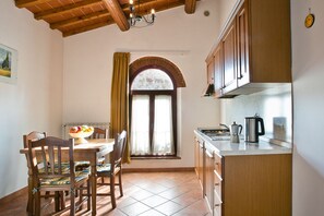 Apartamento em Condomínio Fechado | Cozinha privada | Um frigorífico, uma placa de cozinha, uma máquina de lavar louça 