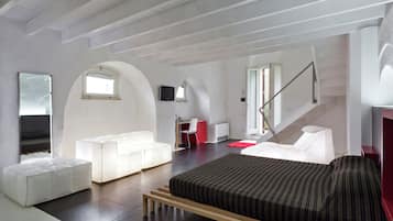 Quarto Quádruplo Superior | Minibar, cofre no quarto, secretária, quartos insonorizados