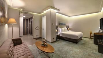 Suite-Estúdio, 1 quarto | Roupa de alta qualidade, edredões de penas, minibar, cofre no quarto