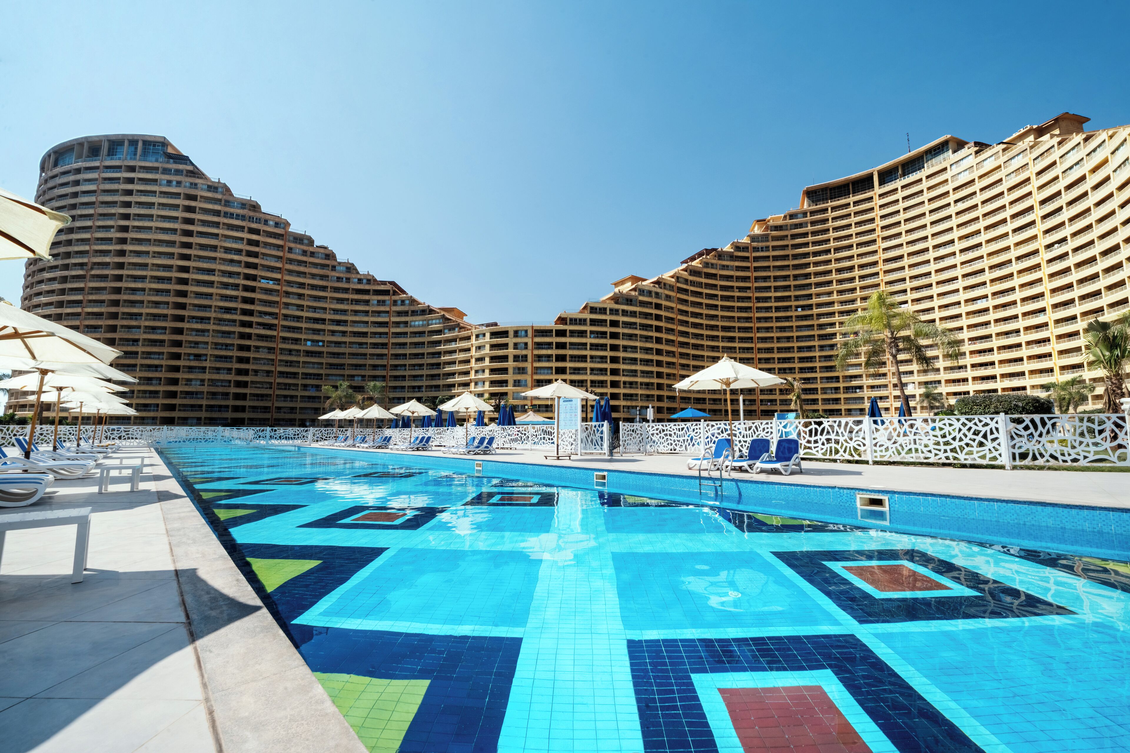 2 piscinas externas, guarda-sóis, espreguiçadeiras