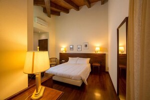 Minibar, cofre no quarto, secretária, quartos insonorizados 