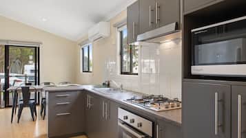 Deluxe 2 Bedroom Cabin - Sleeps 5 | Cozinha privada | Um frigorífico/congelador grande, um micro-ondas, uma placa de cozinha