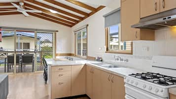 Cabana de Madeira Standard, 3 quartos | Cozinha privada | Um frigorífico/congelador grande, um micro-ondas, uma placa de cozinha
