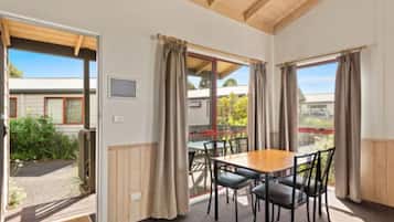 Cabana superior, 1 quarto | Opções para refeição no quarto