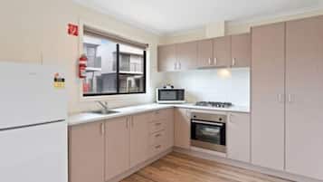 Cabana luxo, 3 quartos (Access) | Cozinha privada | Geladeira, micro-ondas, cooktop, chaleira elétrica