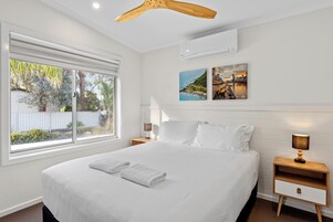 Cabana luxo, 2 quartos (Water Park View) | Escrivaninha, Wi-Fi de cortesia, roupa de cama