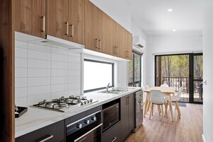Vila luxo, 2 quartos (Sleeps 6) | Cozinha privada | Geladeira, micro-ondas, cooktop, talheres/pratos/utensílios de cozinha