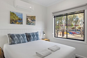 Cabana de Madeira Deluxe, 2 quartos (Sleep 6) | Secretária, Wi-fi grátis, roupa de cama fornecida 