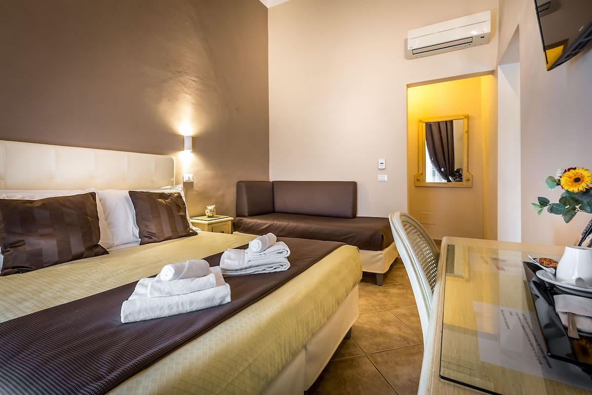 Edredões de penas, minibar, cofre no quarto, secretária 