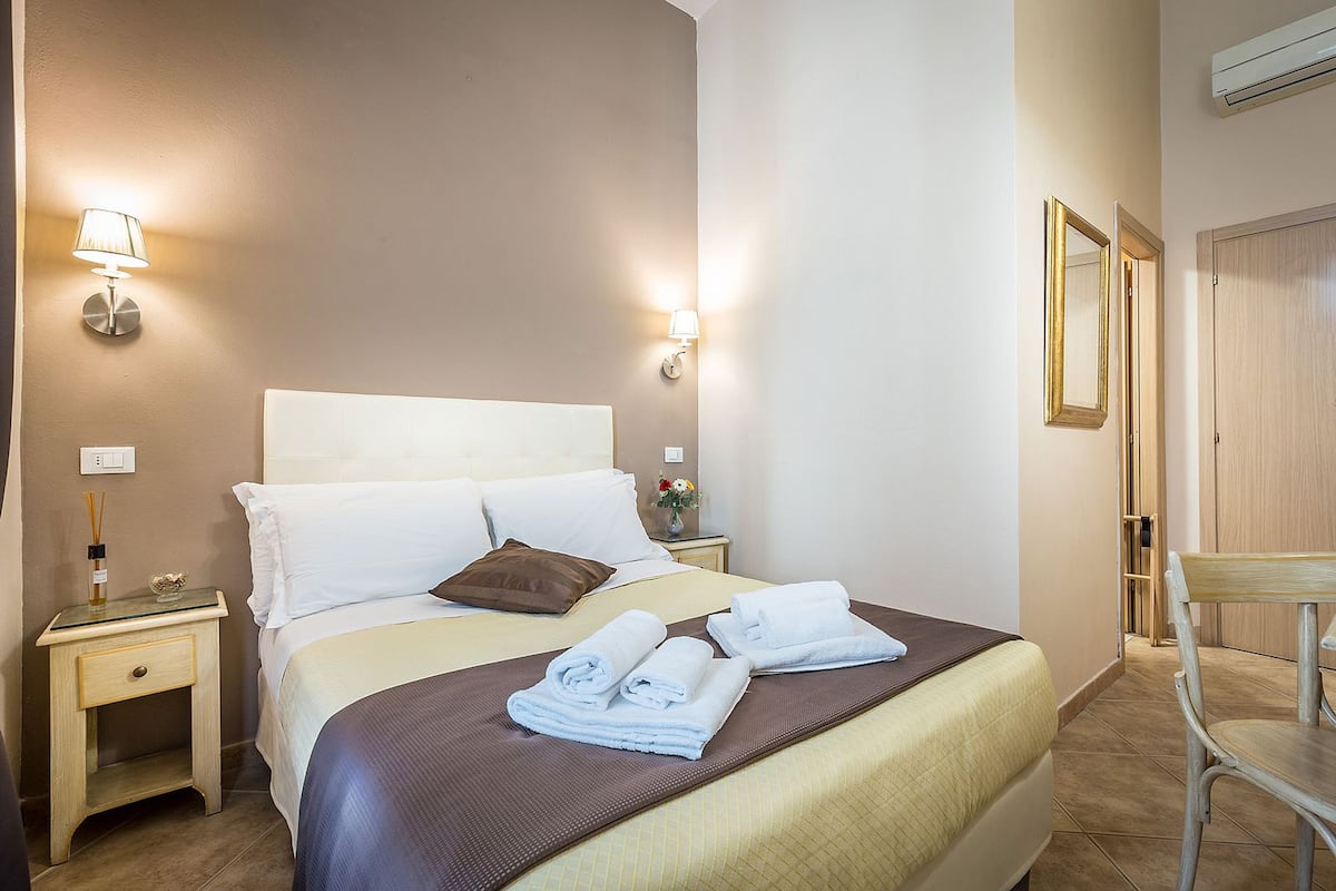 Quarto Duplo (small) | Edredões de penas, minibar, cofre no quarto, secretária 