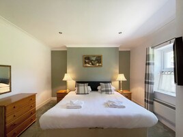 Casa de campo standard, várias camas | Individualmente decorados, individualmente mobiliados, escrivaninha