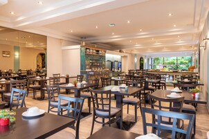 Café da manhã com buffet todos os dias (EUR 16.50 por pessoa) 