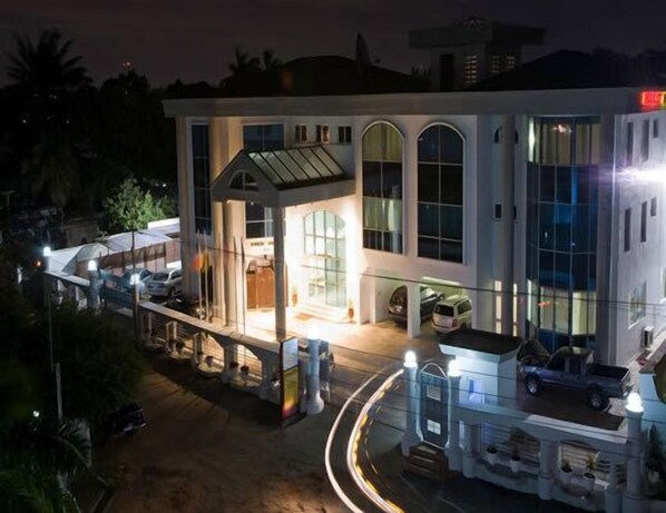 Fachada do alojamento (tarde/noite)