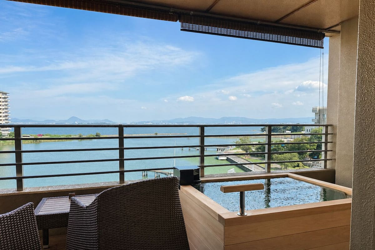 Quarto Deluxe, vista para o lago (Biwa No Kaze Japanese style room) | Edredões de penas, cofre no quarto, secretária