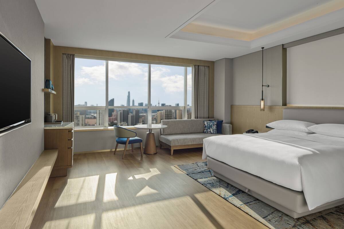 Minibar, cofre no quarto, secretária, cortinas/cortinados opacos 