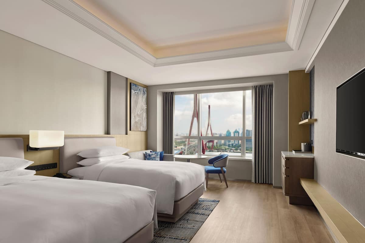 Quarto Superior, 2 camas de casal, vista para o rio | Minibar, cofre no quarto, secretária, cortinas/cortinados opacos 