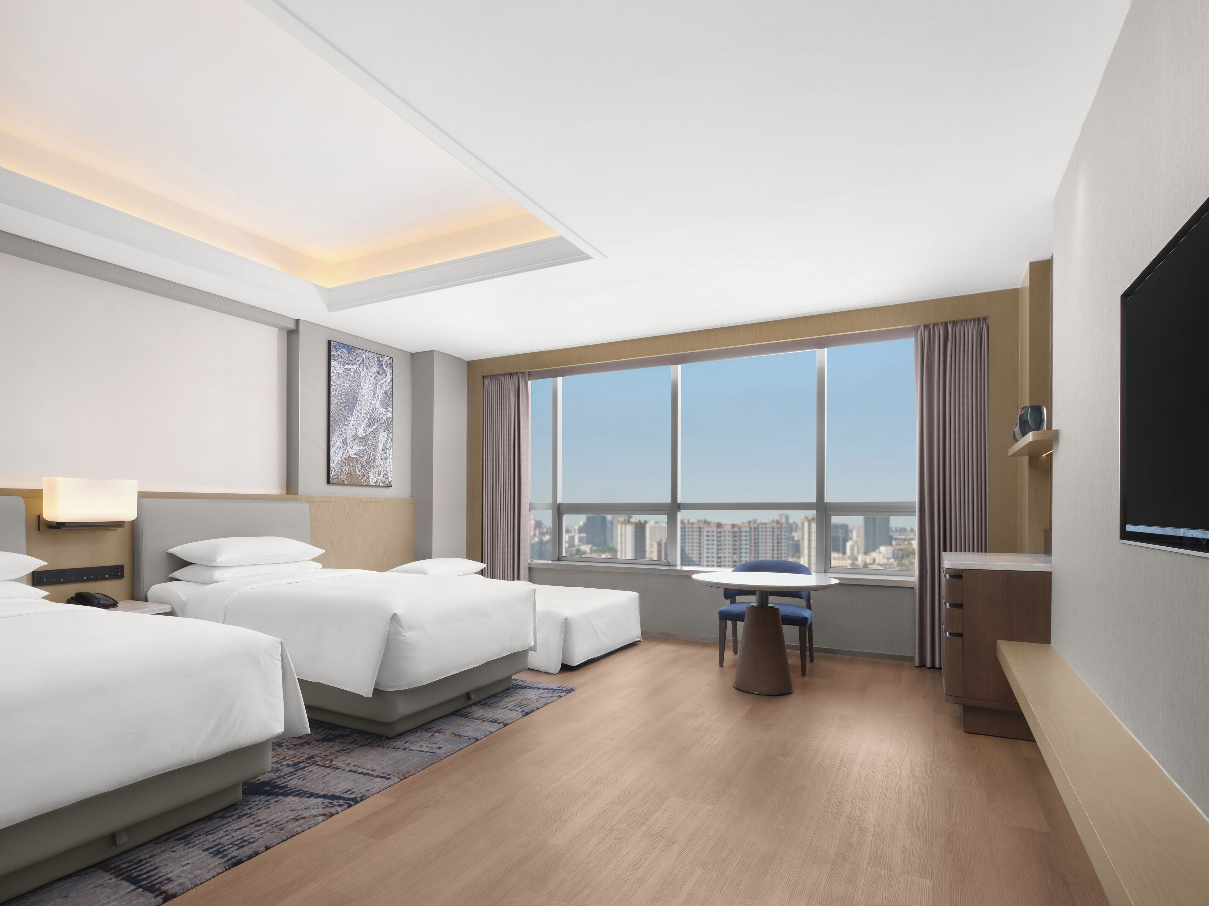 Quarto Familiar, 1 cama individual, Vista para a cidade | Minibar, cofre no quarto, secretária, cortinas/cortinados opacos 