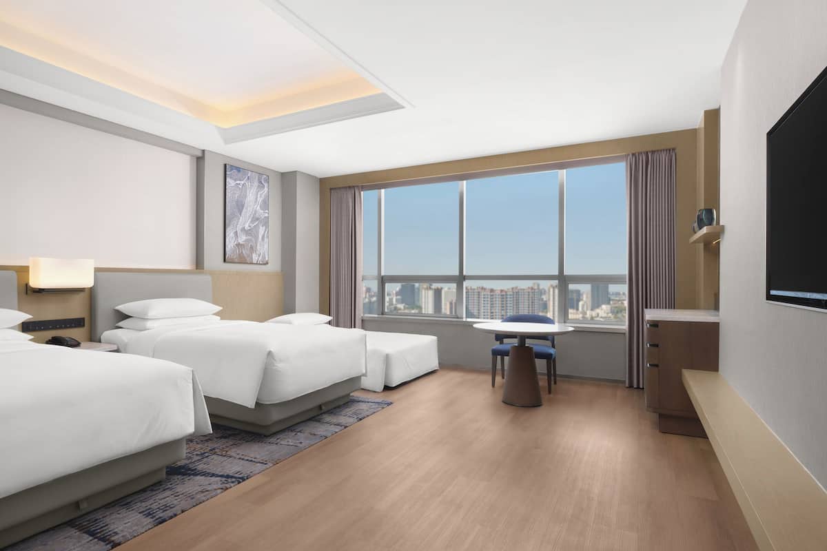 Quarto Familiar, várias camas | Minibar, cofre no quarto, secretária, cortinas/cortinados opacos 