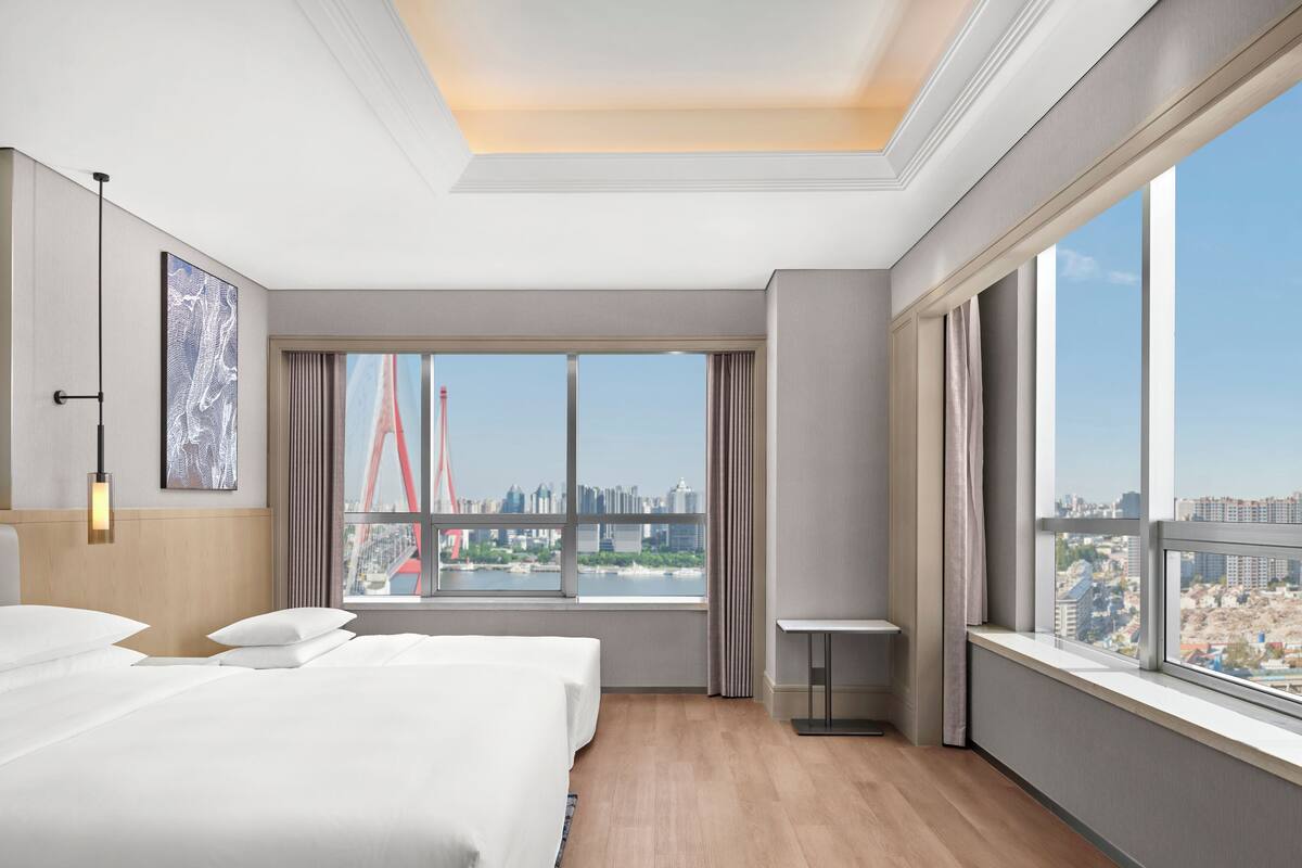 Quarto Familiar, várias camas, vista para o rio | Minibar, cofre no quarto, secretária, cortinas/cortinados opacos 