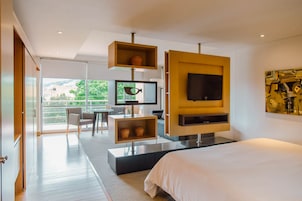 Roupas de cama premium, edredons de pluma, frigobar, cofres nos quartos