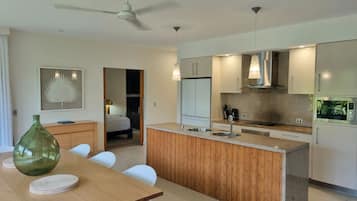 Penthouse, vista para o oceano | Cozinha privada | Uma chaleira elétrica