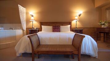 Quarto Clássico, 1 cama king-size, vista para o porto | Secretária, secretária adequada para computadores portáteis