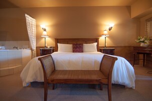 Quarto Clássico, 1 cama king-size, vista para o porto | Secretária, secretária adequada para computadores portáteis 