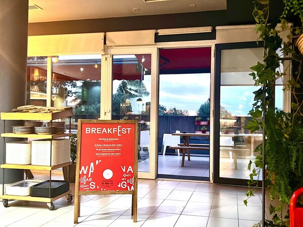 Café da manhã com buffet nos fins de semana (EUR 8.25 por pessoa) 