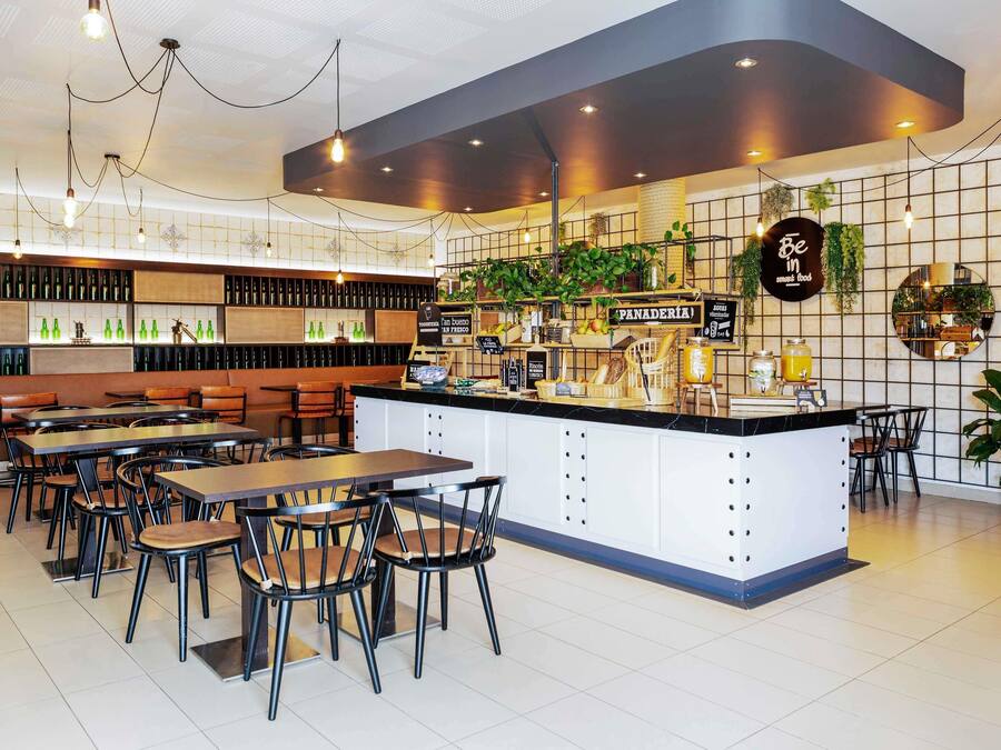 Café da manhã com buffet mediante uma taxa nos fins de semana