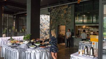 Pequeno-almoço tipo buffet diário mediante uma taxa