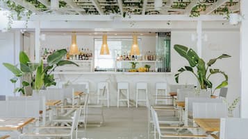 Pequenos-almoços, almoços, jantares servidos, cozinha internacional