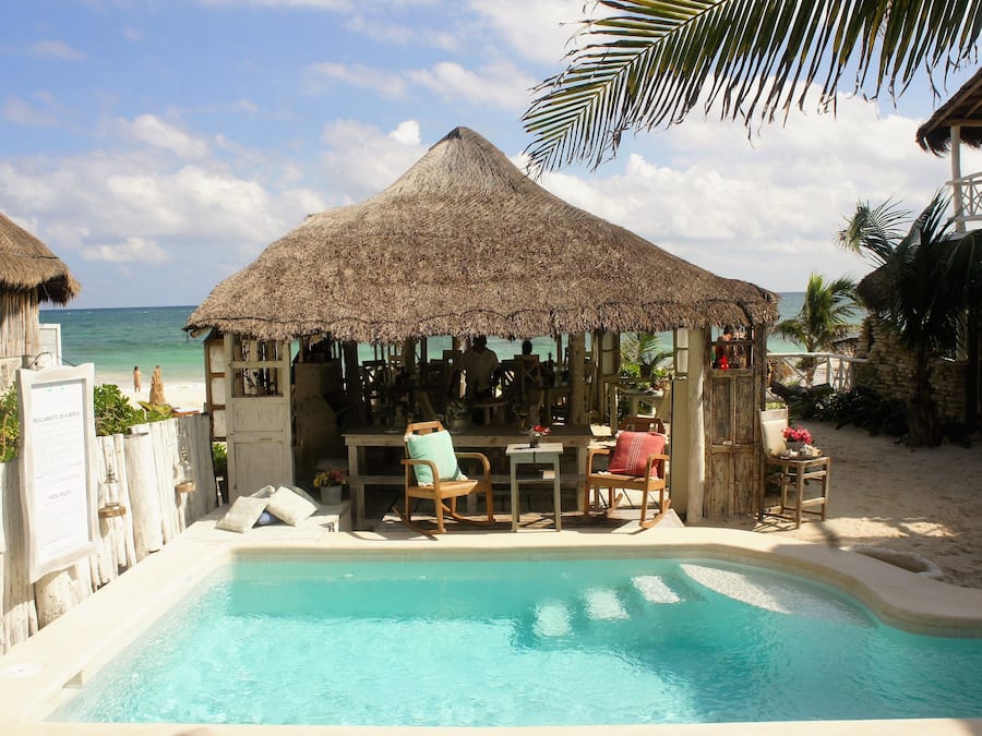 Piscina externa, espreguiçadeiras