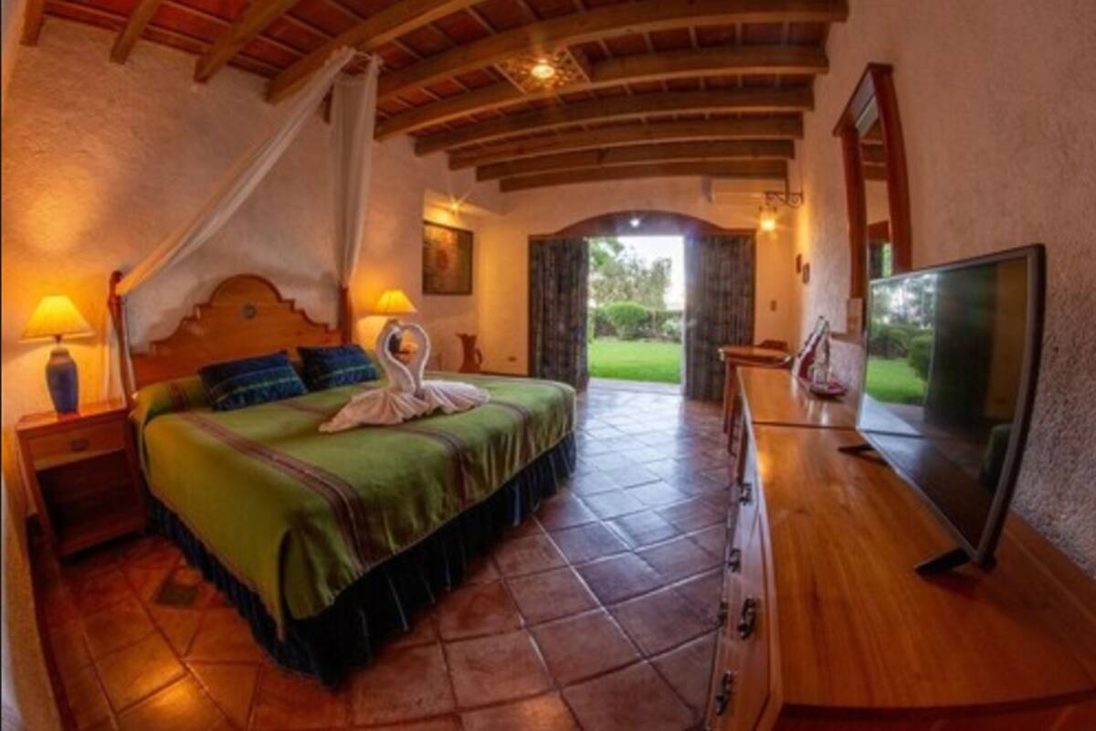 Standard Room, 1 King Size Bed, Lake View | Ferro/tábua de engomar, berços/camas para crianças grátis, Wi-fi grátis 
