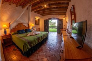 Standard Room, 1 King Size Bed, Lake View | Ferro/tábua de engomar, berços/camas para crianças grátis, Wi-fi grátis 