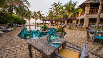 Piscina exterior, guarda-sóis, espreguiçadeiras