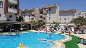 Piscina exterior sazonal, da(s) 8:30 à(s) 19:30, guarda-sóis 