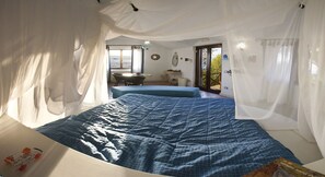 Suíte clássica, vista para o mar, em edifício anexo | Frigobar, cofres nos quartos, individualmente decorados