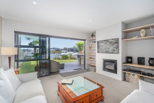 TV de ecrã plano, leitor de DVD 