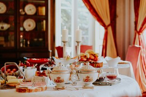 Pequeno-almoço tipo buffet diário incluído 