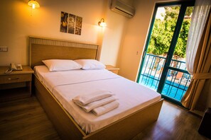 Quarto casal ou duplo standard, vista para a piscina, ao lado da piscina | Frigobar, Wi-Fi de cortesia, roupa de cama