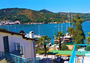 Quarto casal luxo, 1 cama de casal, sacada, vista parcial para o mar | Vista da sacada