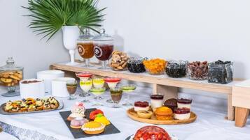 Uma mesa de buffet com diversos alimentos e bebidas.