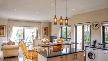 Apartamento de Luxo | Cozinha privada | Um frigorífico/congelador grande, um micro-ondas, uma placa de cozinha