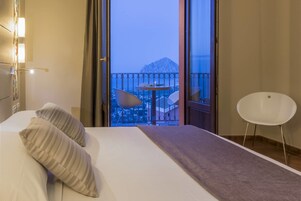 Minibar, cofre no quarto, com mobília individualizada, secretária 